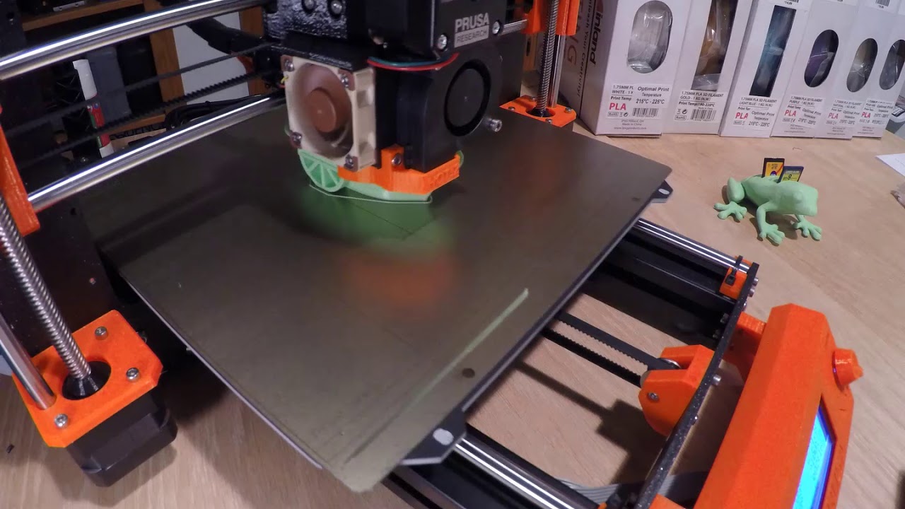 Prusa i3 MK3 printing a toy boat - YouTube