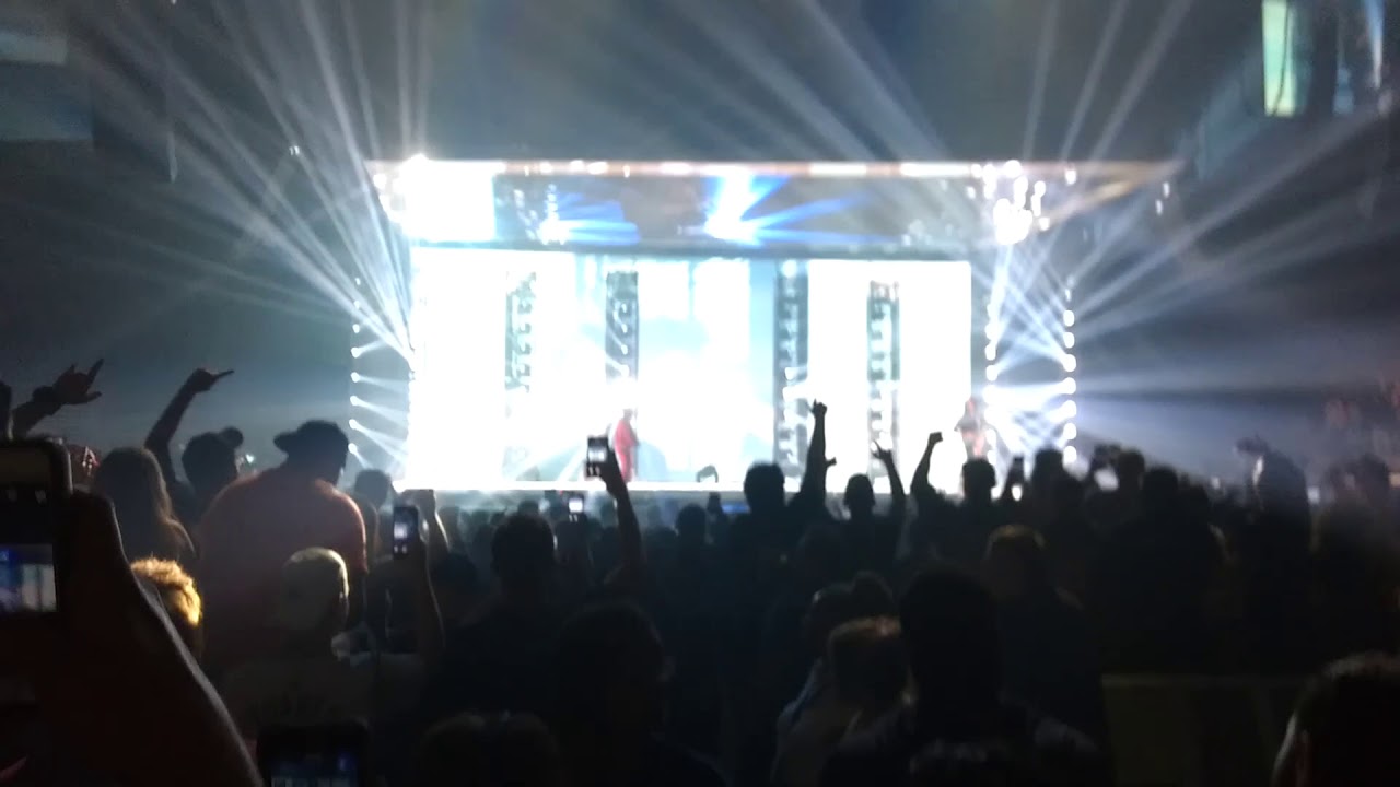 Kendrick Lamar brings out J.Cole @ the DAMN. Tour - Detroit, Michigan ...