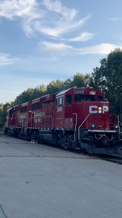 CPKC GP20C-ECO’s 2209 & 2228 head up north out of the CPKC yard! - YouTube