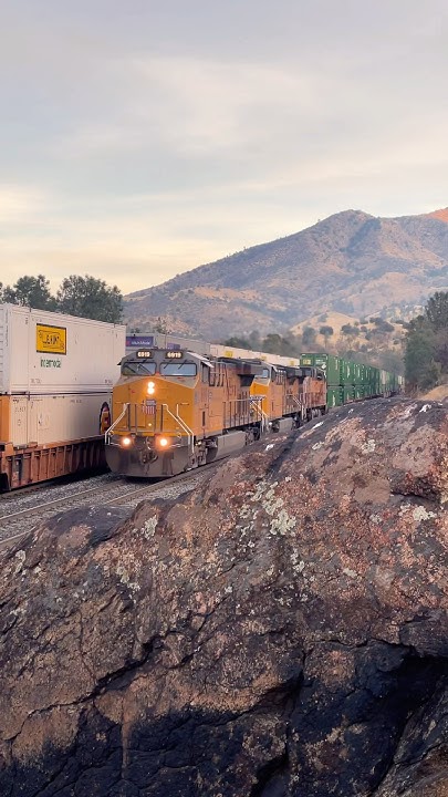 UP 6919 leads the ZLCLT through tehachapi #railway #train #unionpacific - YouTube