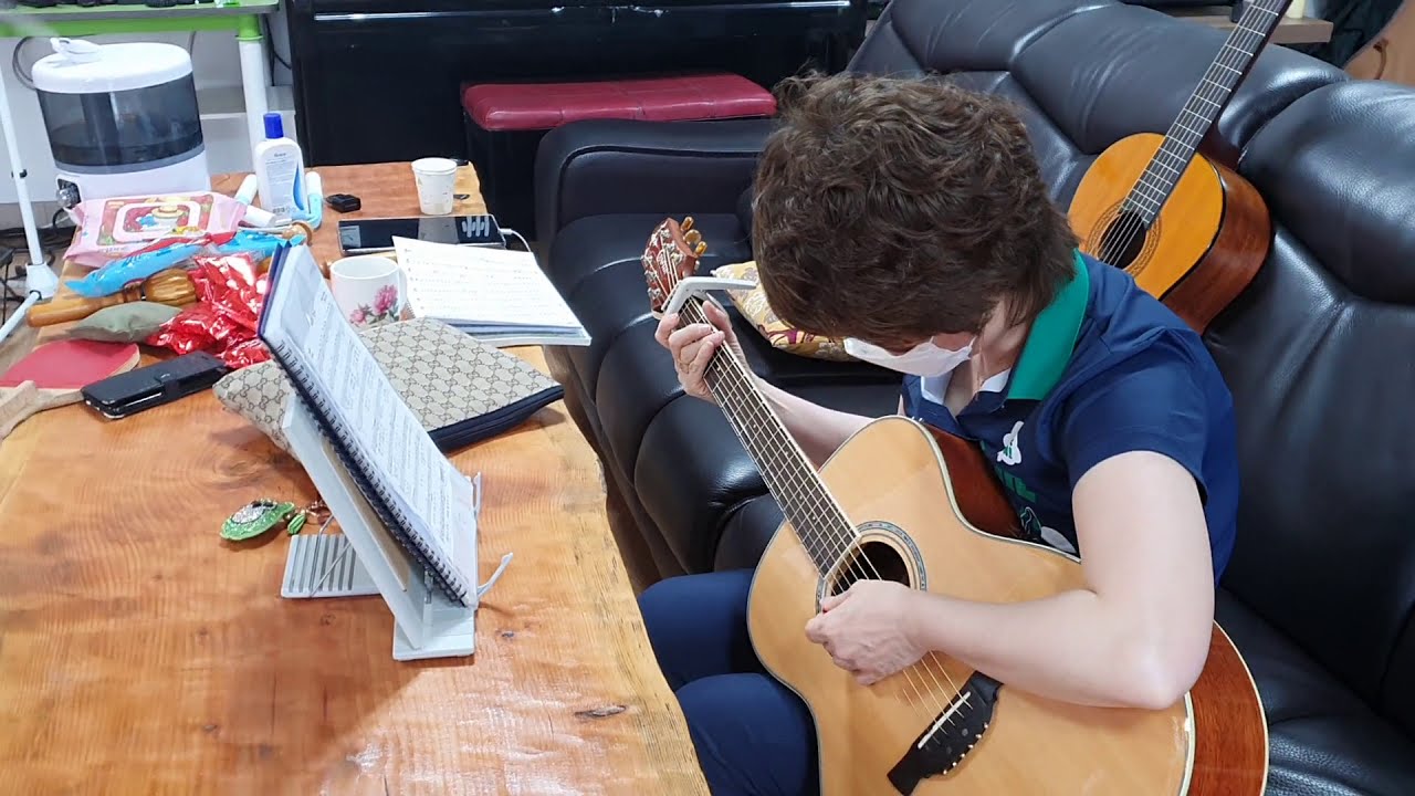 중장년 기타고수 프로젝트 통캠회원 평일 오셔서 개인점검중♩♪♬초보를 탈피하여 멜로디스트록 연습중입니다왼손기타 Youtube