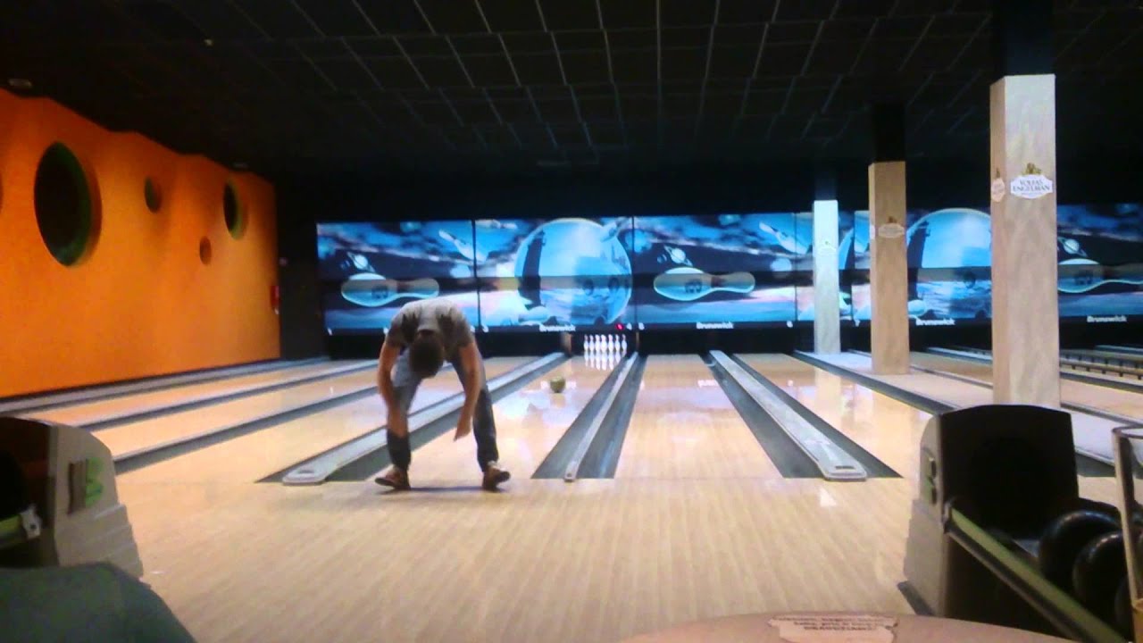 Bowling back Strike - YouTube