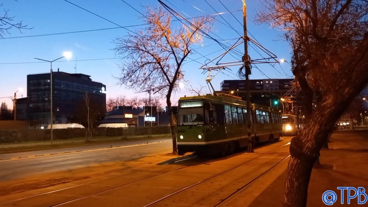 Tramvaiul V3A-93M-FAUR #268 (25) părăsind stația "Piața Danny Huwé ...