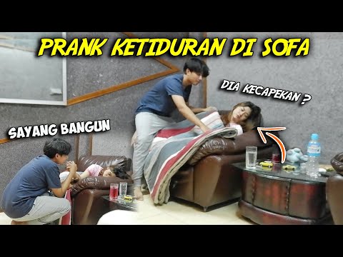 PRANK KETIDURAN DI SOFA KARENA KECAPEKAN , REAKSI PACAR KU GIMANA ? ENDINGNYA BAPER