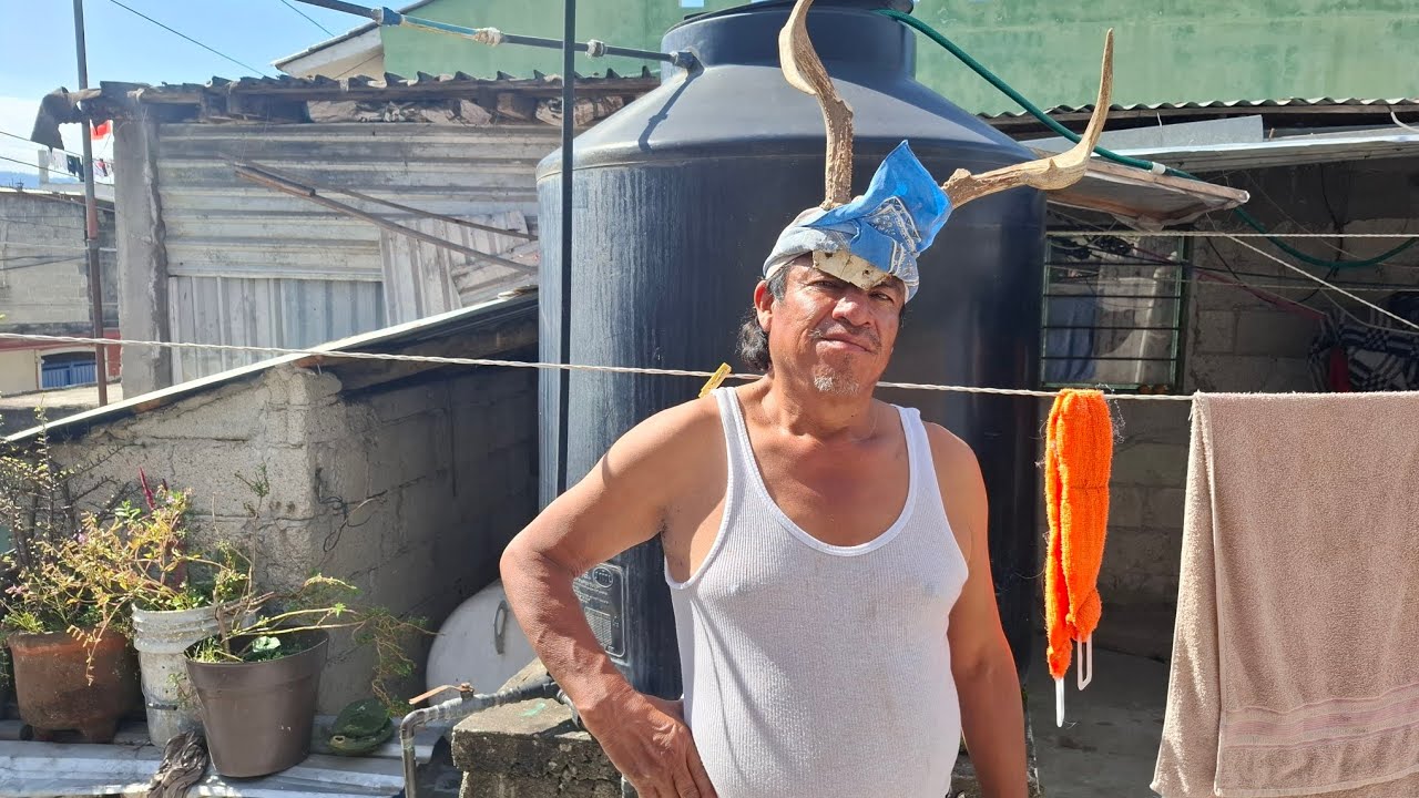 aquí disfrutando de un CHILPOZO DE PUERCO con la ayuda q mandaron del ...