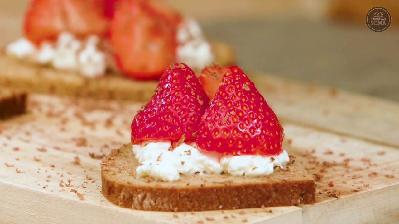 Zoutarm & Vezelrijk brood met huttekase, aardbeien en chocoladesnippers ...