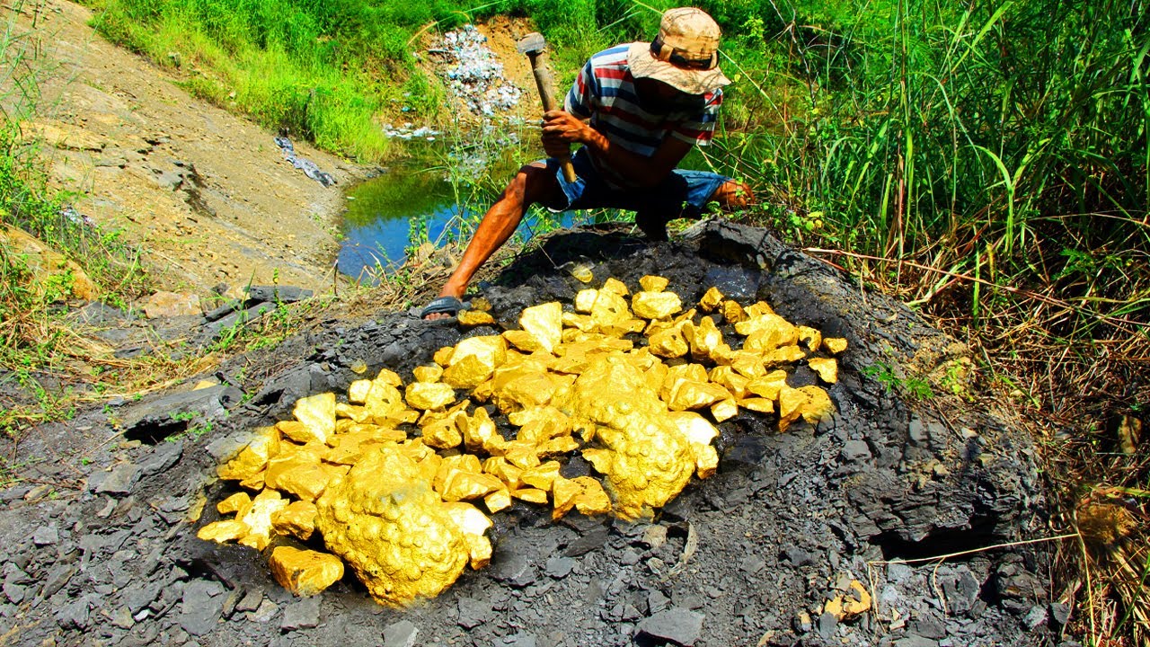 Wow wow wow a lot of gold under black rock finding by skill hand a man ...