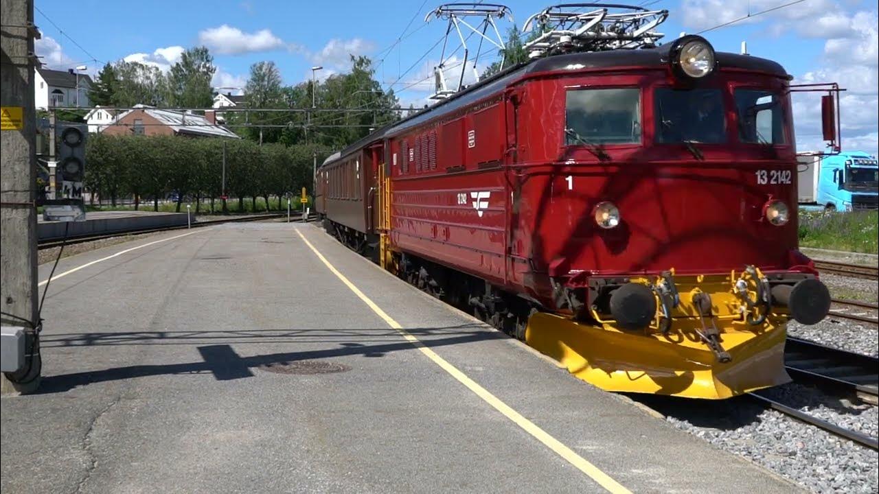 NSB El 13 2142 ankommer Kongsvinger 22.06.19 - YouTube