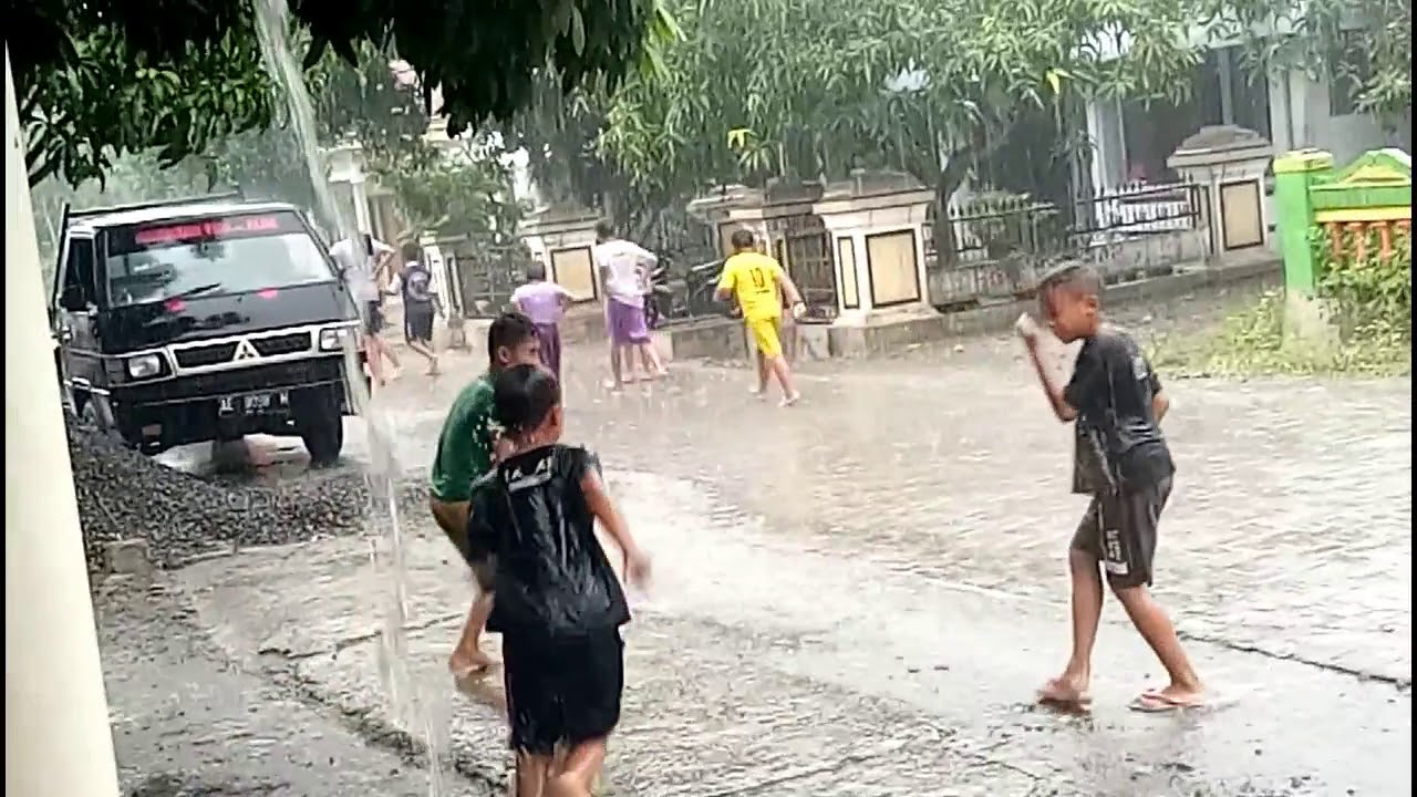 anak anak main hujan hujanan - YouTube