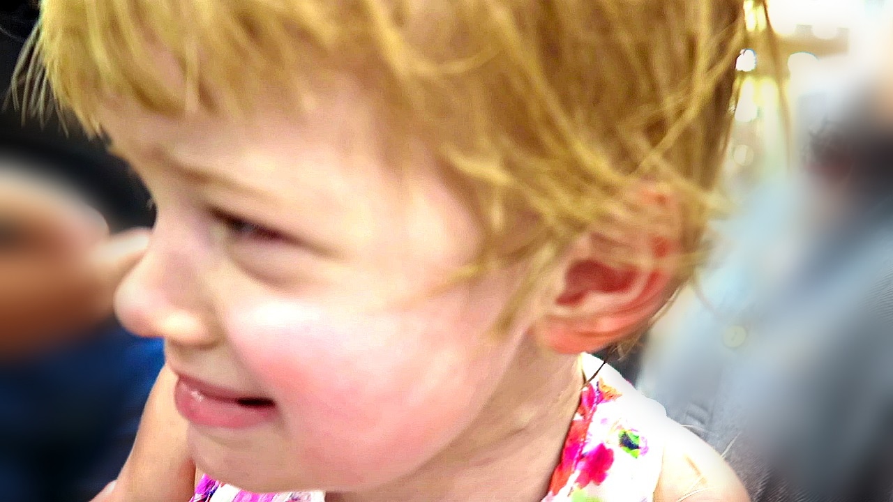 TODDLERS FIRST: HAIRCUT! - YouTube
