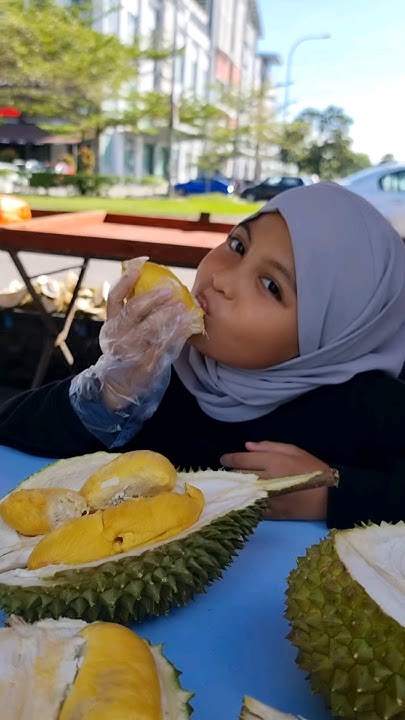AQISH MAKAN DURIAN MUSANG KING #asmr #viral #mukbang - YouTube