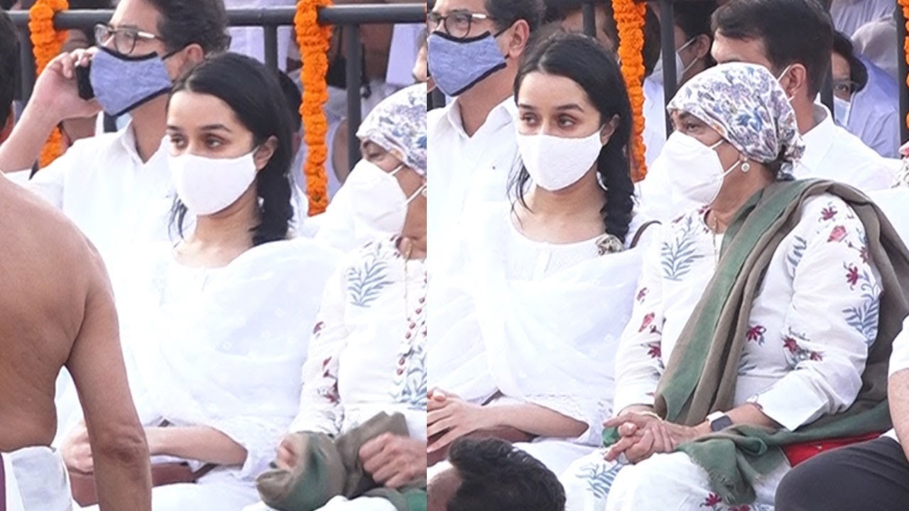 Emotional Shraddha Kapoor Can't Stop Crying After Seeing Lata ...