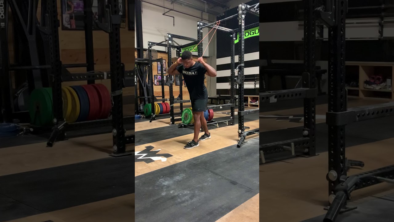 Staggered stance banded cross crunch - YouTube