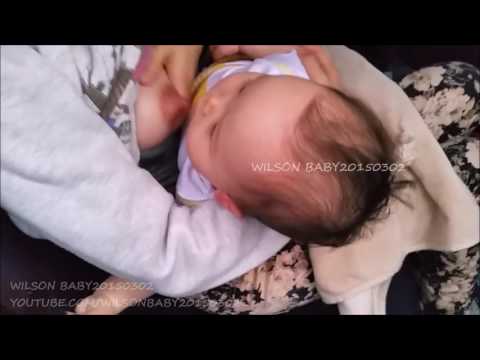 WILSON BABY HAS JUST FINISHED HIS BREASTFEED IN THE CAR DAY202 母乳
