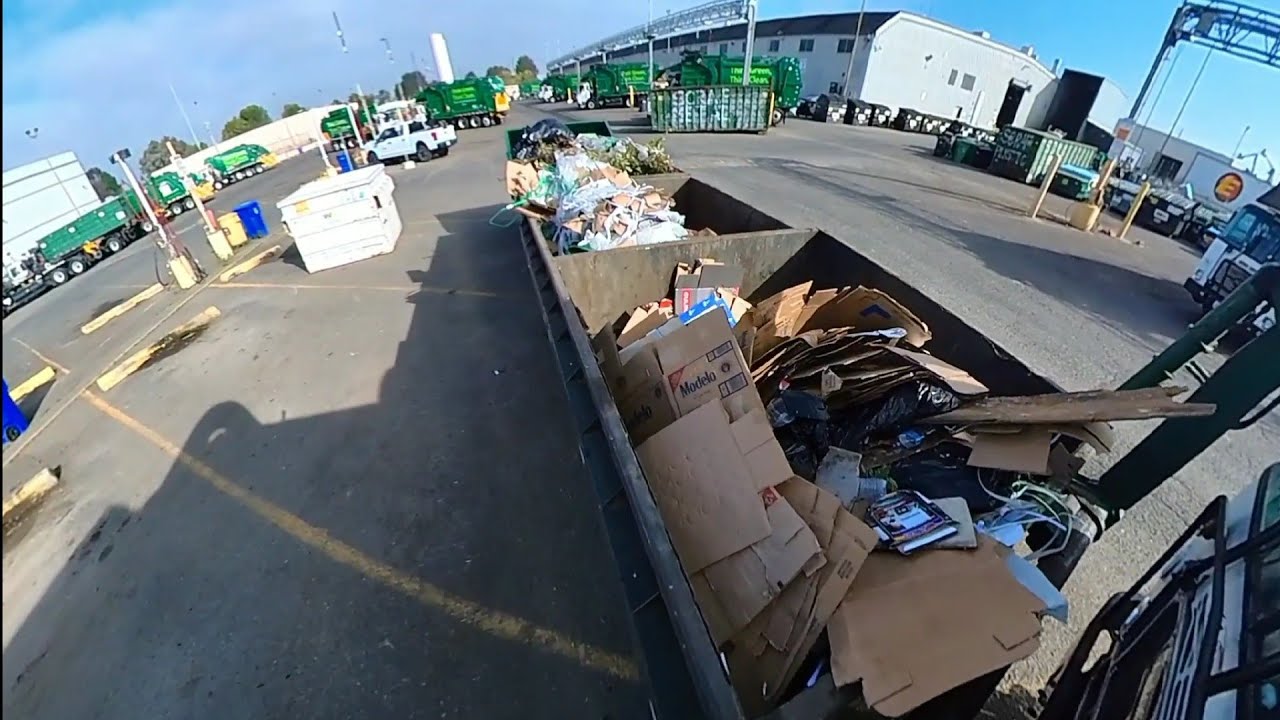 Waste Management Autocar/Heil Freedom half pack garbage truck dumping ...