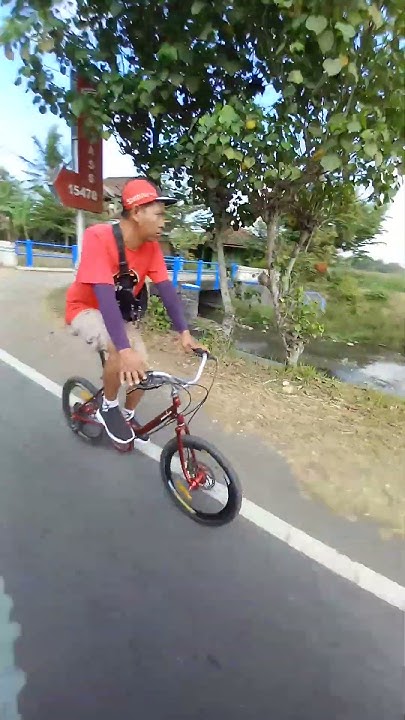 Gowes-gowes pakai sepeda mini tetap happy,,,semangat terus,, - YouTube