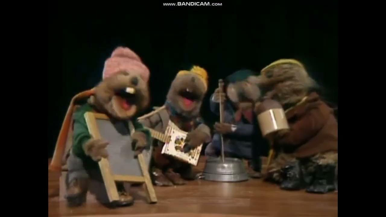 Emmet Otter's Jug Band Playing to Jingle Bells on their Instruments - YouTube