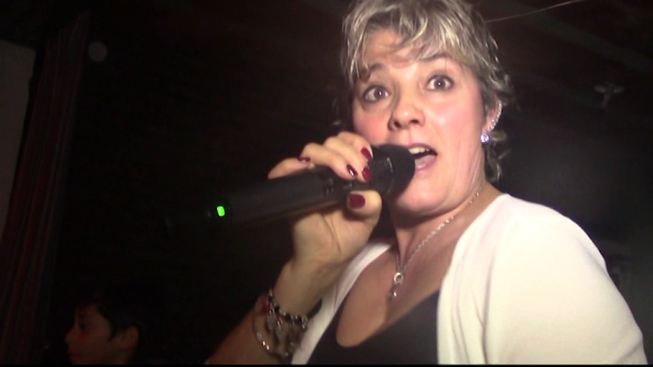 DANIELA SHOW - QUE LINDO SUENA .- ENAMORADITA - YouTube