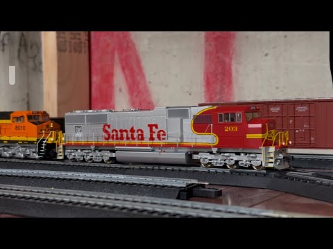 BNSF 203 (Ex ATSF) leads BNSF H-KCKHOU on the Layout - YouTube