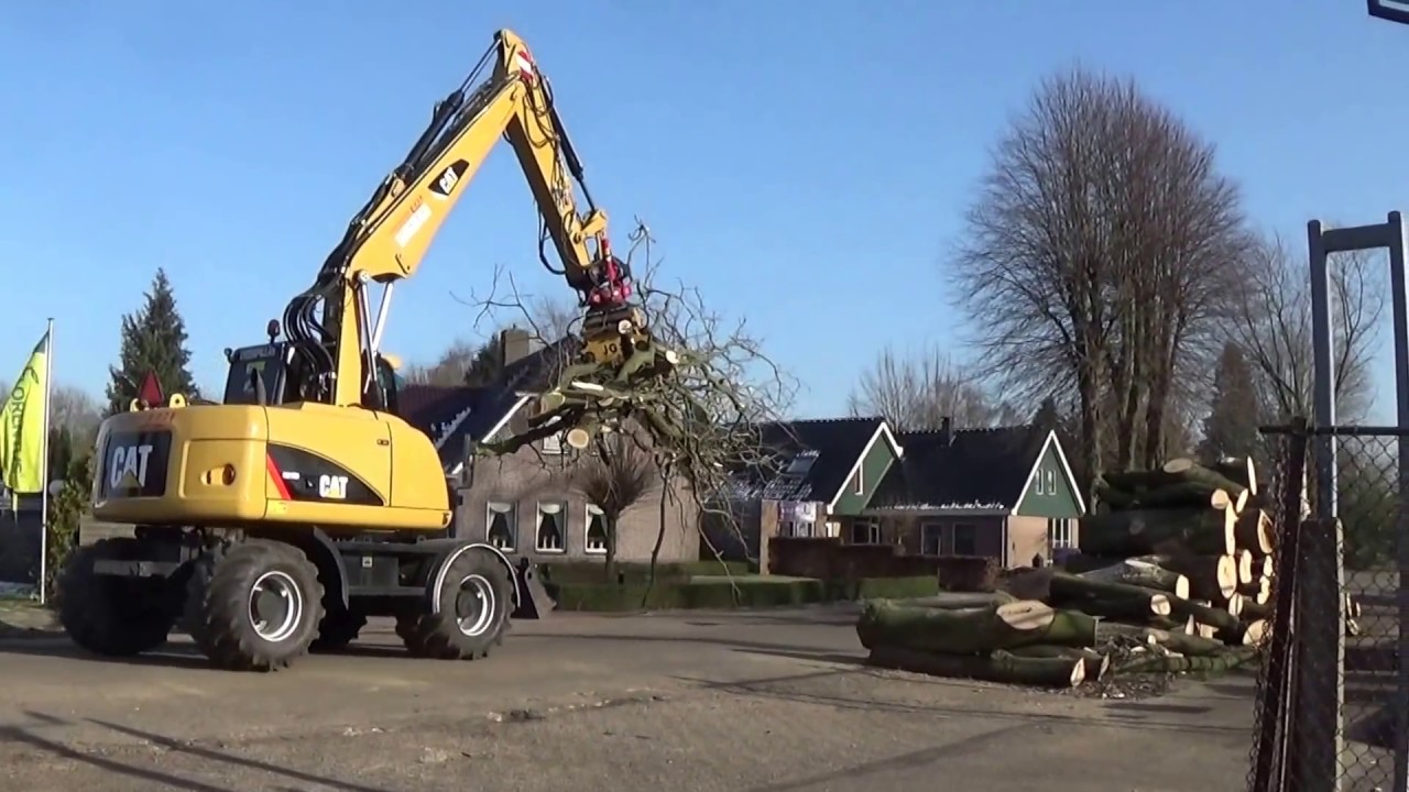 CAT M 313 D BOMEN ZAGEN MET EEN STIHL - YouTube