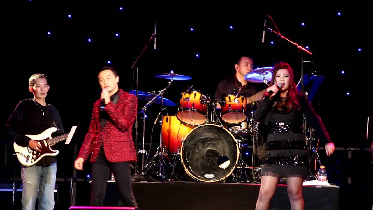 酒杯敲钢琴 Performed by Joe Tay 鄭敬基 and Sandy Guo 郭慧欣 - YouTube