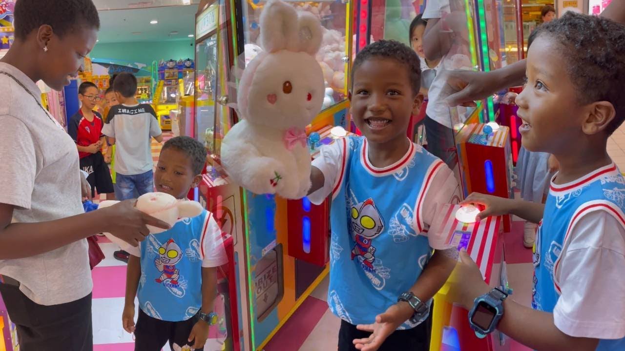 First claw machine try, my son gave me his prize - YouTube