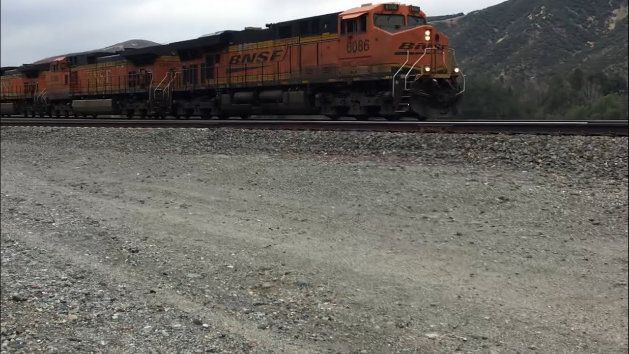 BNSF 6086 Leads Southbound Intermodal train passes through Blue cut CA - YouTube