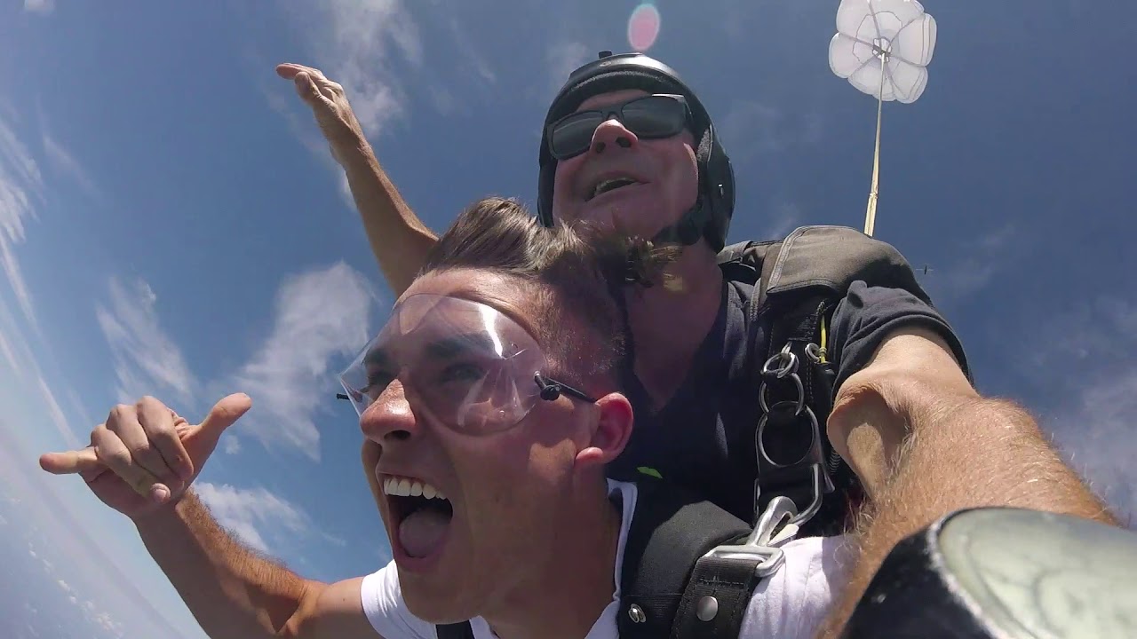 Cru M Triangle Skydiving Center video - YouTube