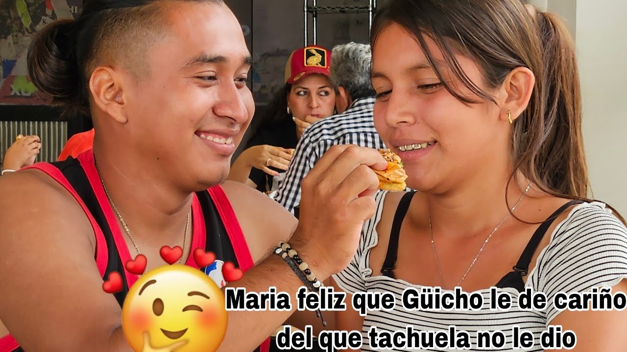Guicho y María se miran felices viviendo juntos//Fuimos a comer ...