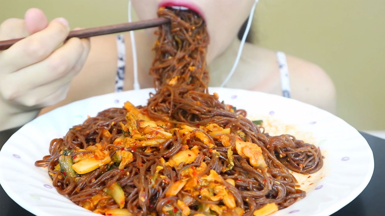 ASMR Spicy Cold Noodles aka Bibim Naengmyeon 비빔냉면 리얼사운드 먹방 | MINEE EATS ...