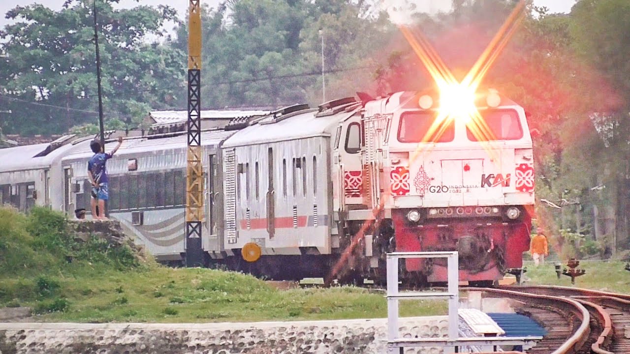 KEDATANGAN DAN KEBERANGKATAN KERETA API PAGI DI HARI PERTAMA BULAN ...