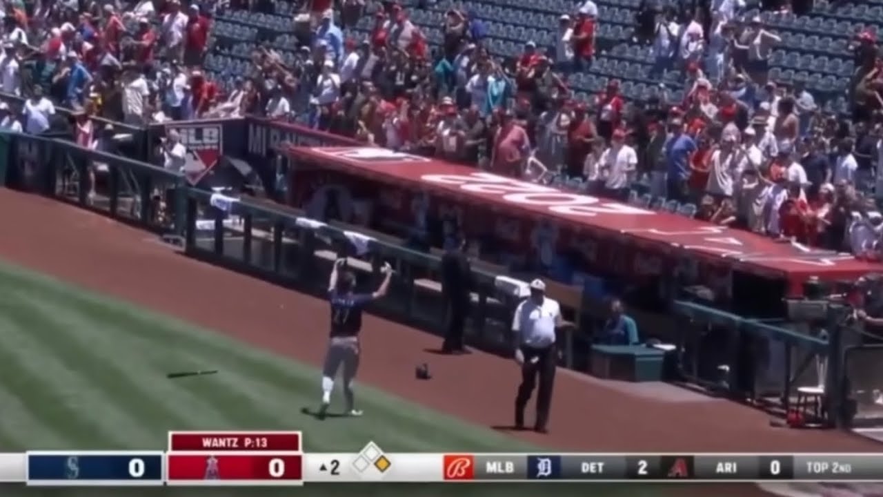 Jesse Winker Flashes The Middle Finger To The Angels Crowd 😳 - YouTube