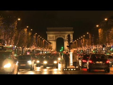 Les illuminations de Noël démarrent sur les Champs-Elysées