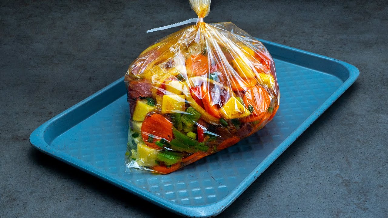 Füllen Sie den Beutel mit Rindfleisch und Gemüse. Ein Abendessen, das ...