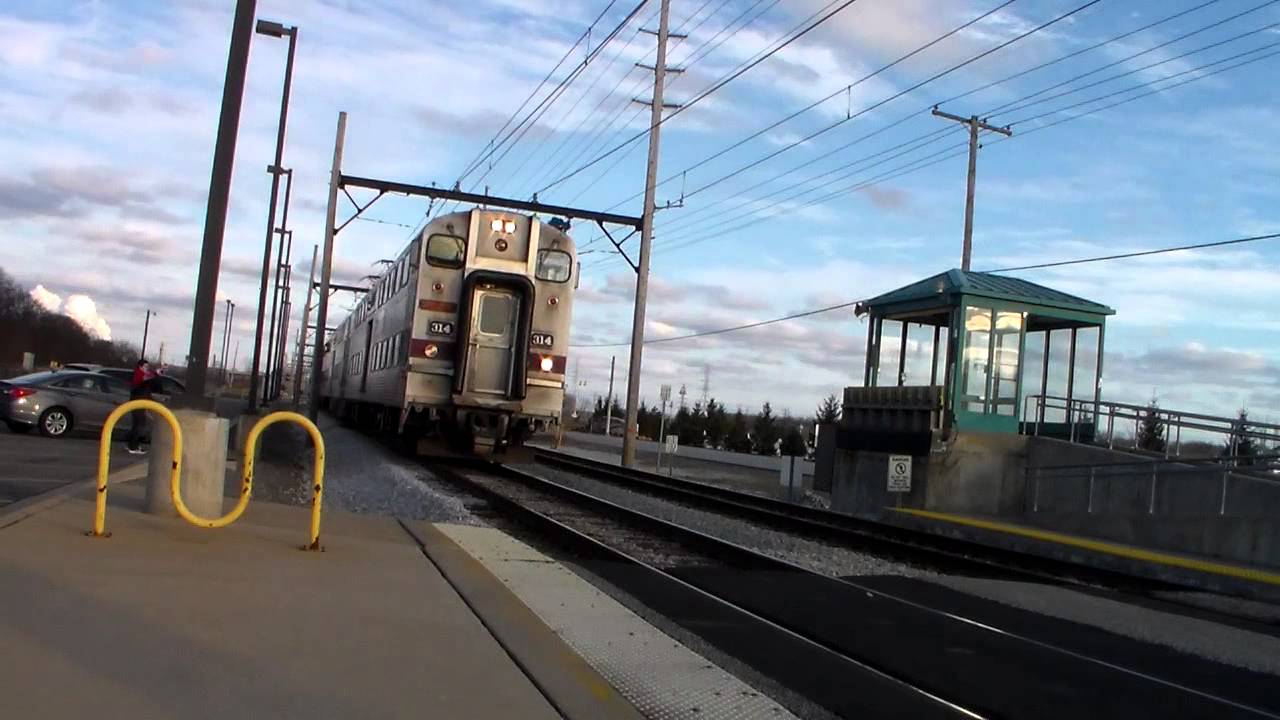 South Shore Line NICTD Bi-Levels arrive/depart Ogden Dunes IN w ...