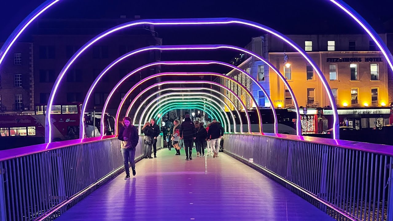 Evening walk on Dublin city center. Absolutely stunning sight and sound ...