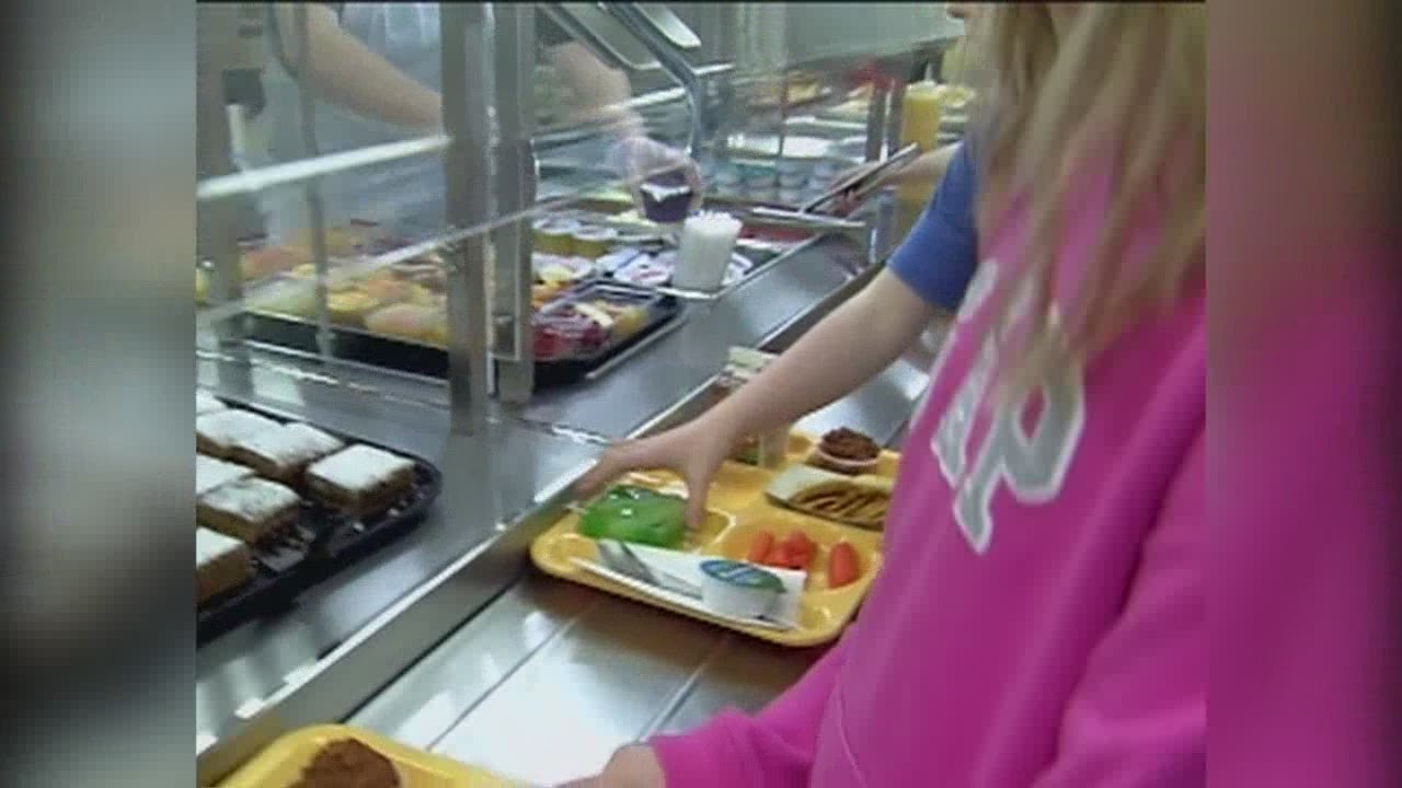 Free lunch for many FWCS students - YouTube