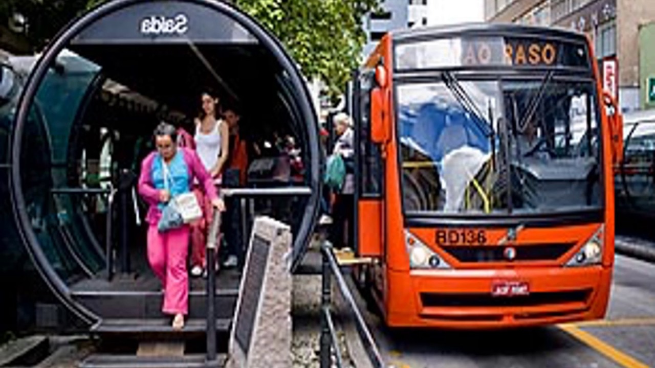 The BRT in Curitiba, Brazil - YouTube