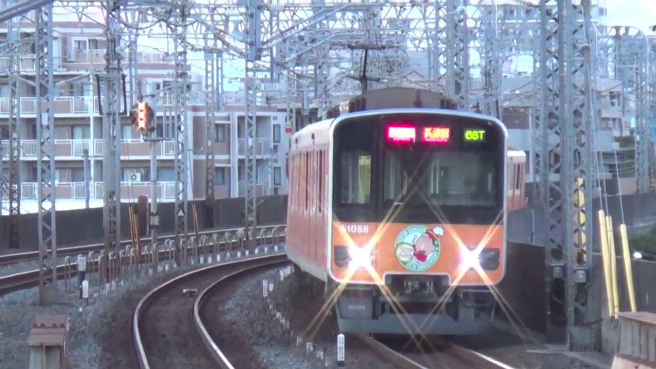 【12月13日から半年間クレヨンしんちゃんラッピング車第四編成目】東武50050系51058F通過・発車 - YouTube