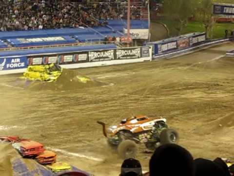 Monster Mutt Championship Freestyle Run Monster Jam Finals 2010 - YouTube