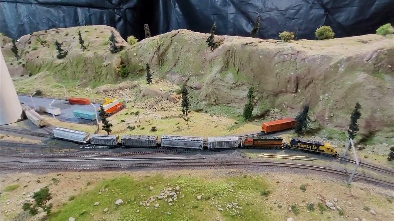 Tehachapi loop, Caliente, Cable, Monolith and Tunnels 16/17 in N scale on 4 HCDs - YouTube