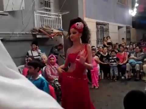 tepecik roman düğünleri.tepecik roman sünnet düğününde oynayan anne ve kızı.