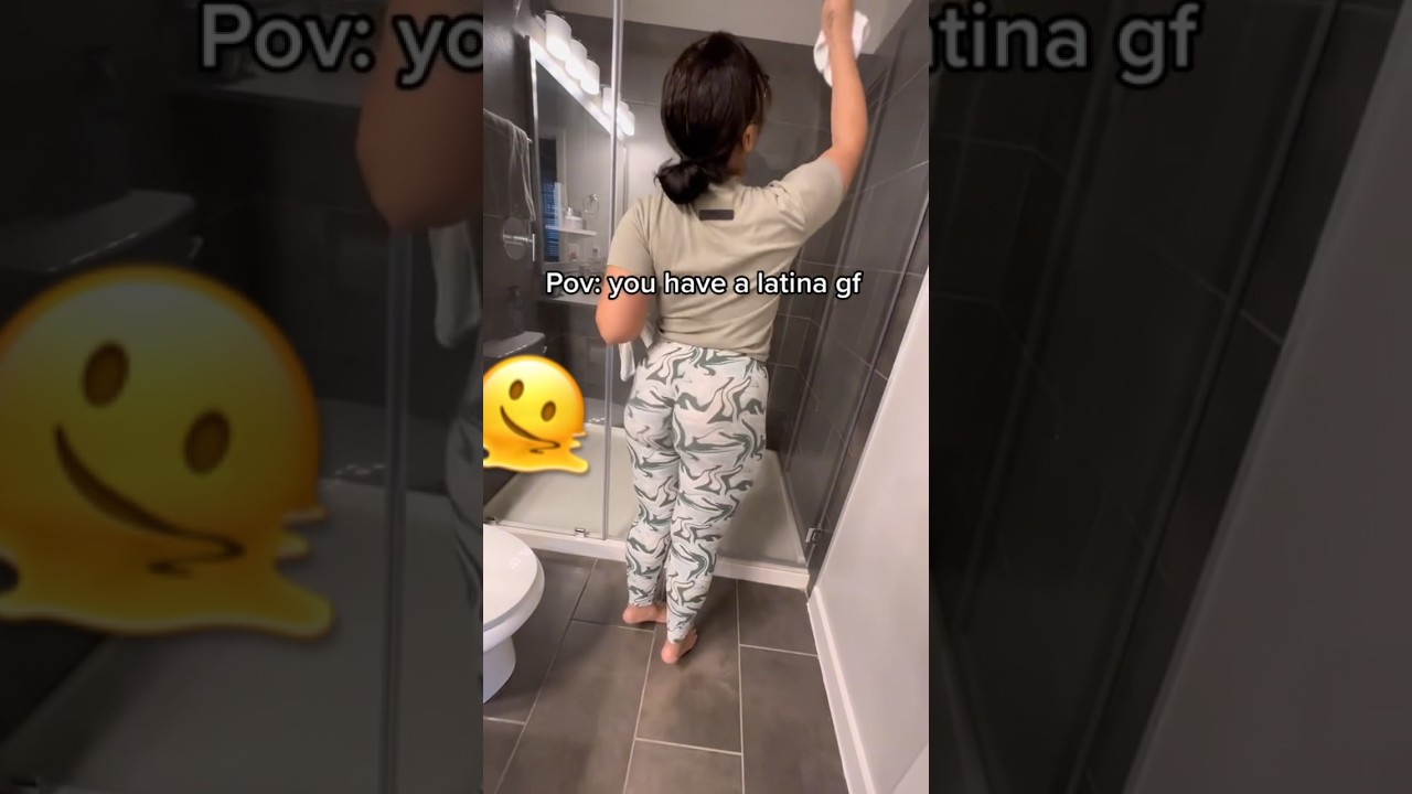 Jiggly booty Latina cleaning house #jello #jiggly #nutty #trynottolaugh ...