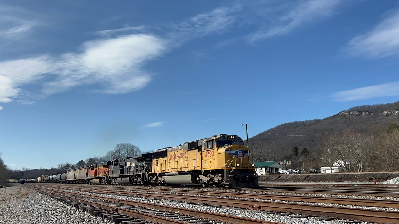 UP SD70M 4353 w/ NS/BNSF Power Leads NS 196-05 on 2/5/23 - YouTube