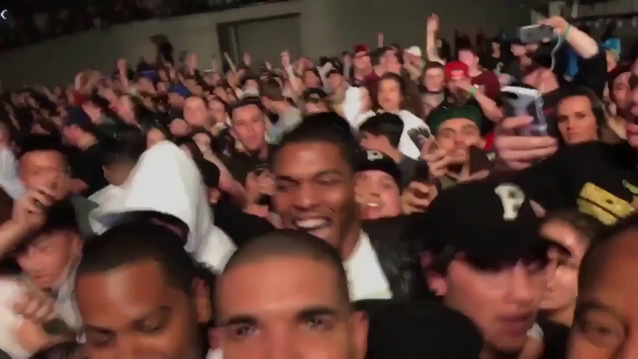 Drake walks into the crowd and is trampled by fans during Travis Scott ...
