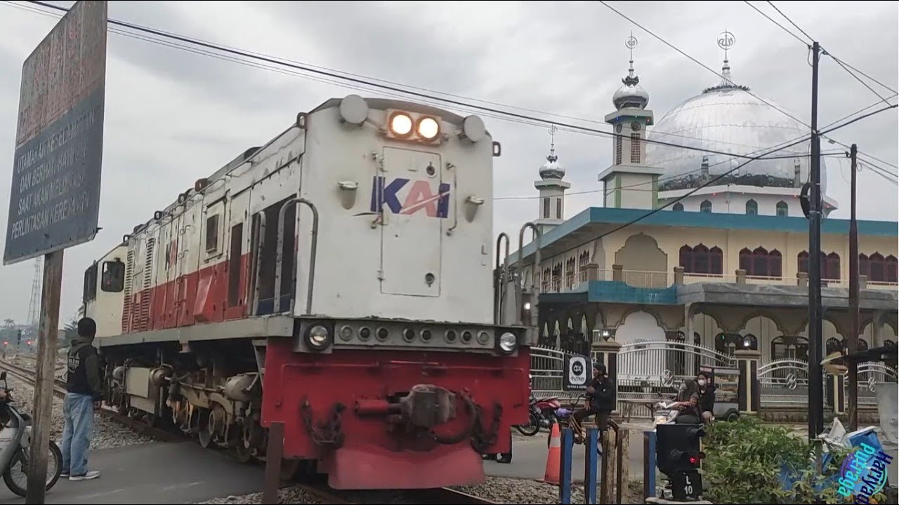 Lokomotif BB 203 Yang Menarik Sri Lelawangsa di Awal Desember (60FPS ...