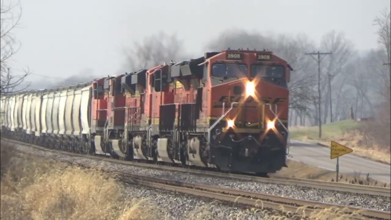 CP 655 Empty sand train five BNSF units followed by huge 261 north of Muscatine December 7, 2022 ...