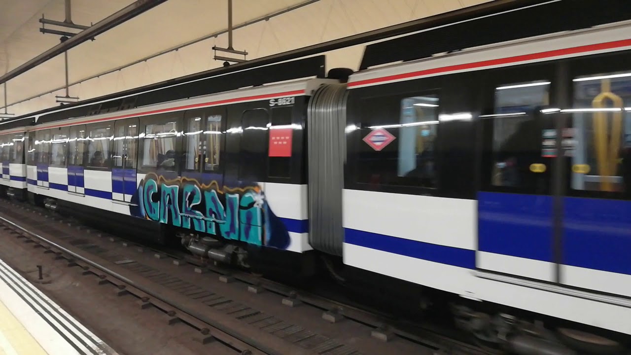 Metro de madrid línea 6 circular serie 8400 con graffiti saliendo de ...