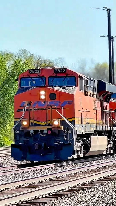 BNSF Intermodal Blasting Through Coal City - YouTube