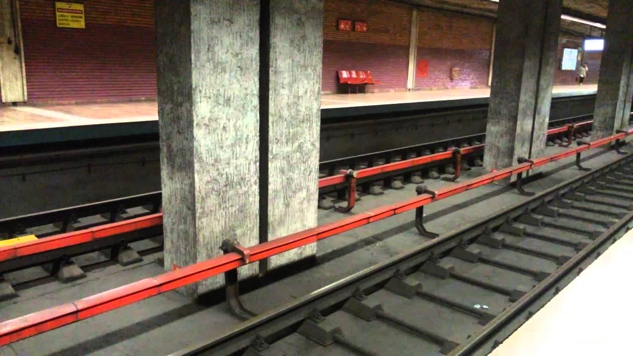 Tren de metrou CAF fara calatori in statia Aparatorii Patriei (M2 ...